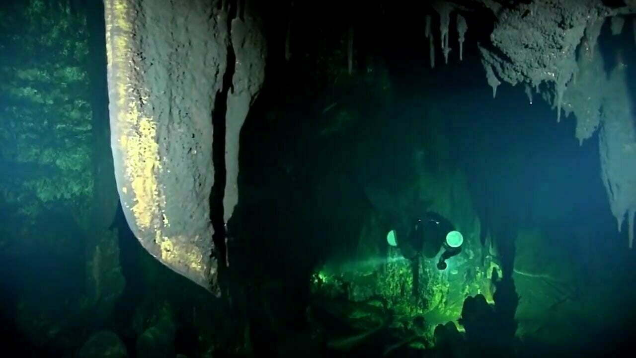 The real Sanctum - Side Mount Cave Diving in a pitch black cave - Razor ...
